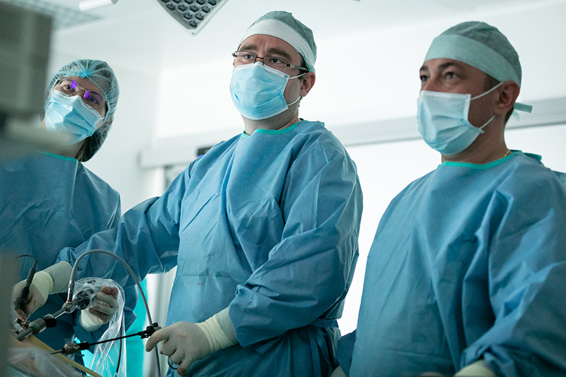 Cancer de colon avansat tratat minim invaziv la Spitalul Brasov ...