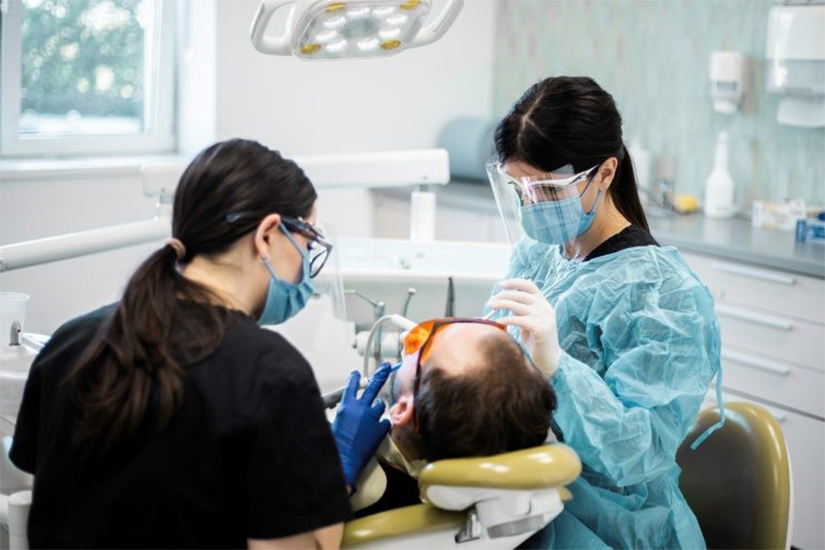 Retractie gingivala: cauze, simptome, tratament | Reginamaria.ro